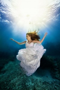 The amazing Story behind These romantic Underwater Wedding Photographs ...
